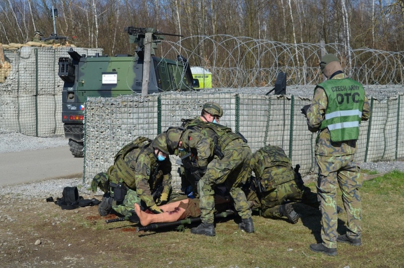 Obrana umístí na vojenské objekty ceduli ZÁKAZ FOTOGRAFOVÁNÍ, dohlížet ...