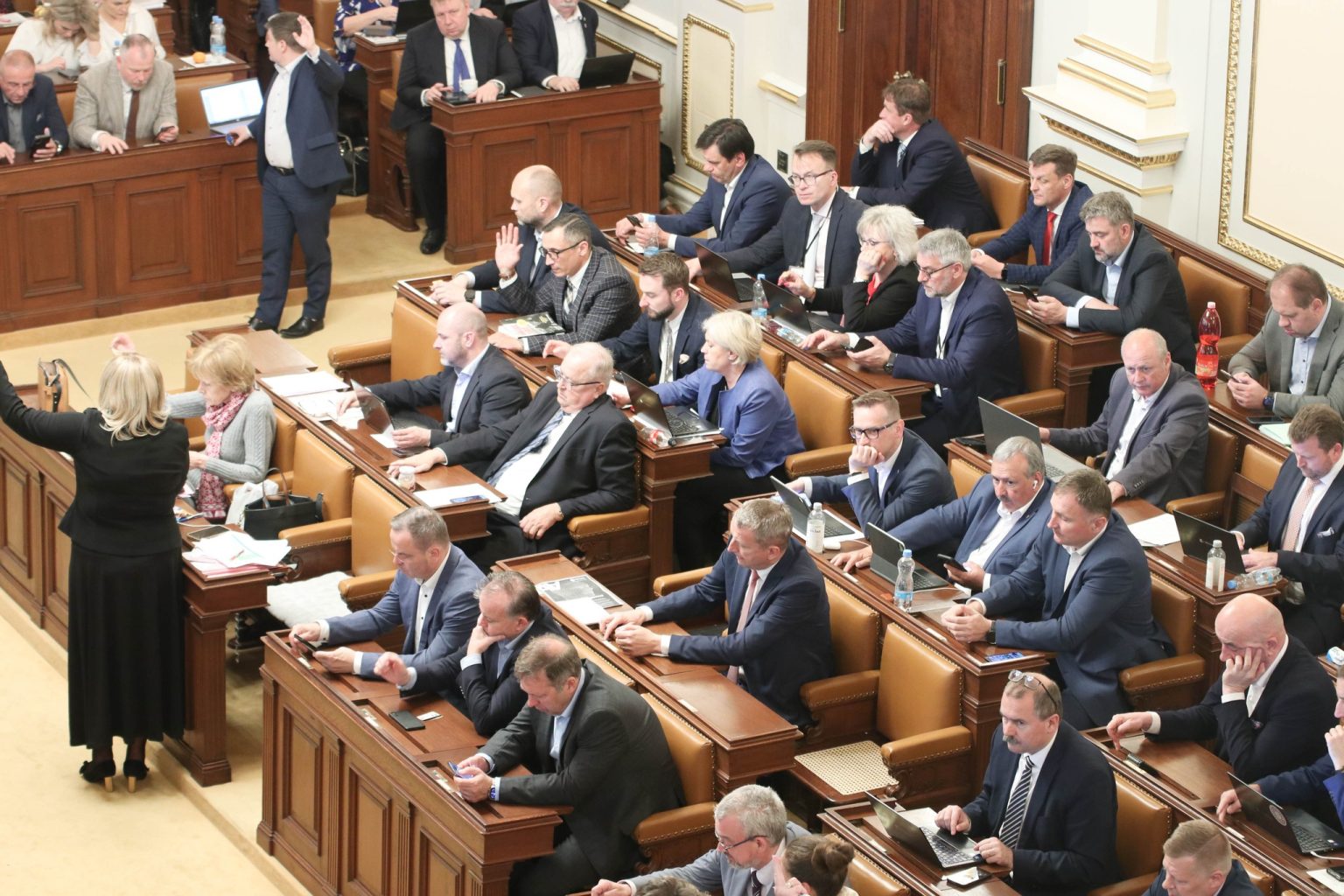 Poslance čeká poslední řádná schůze před volbami. Co mají na programu ...