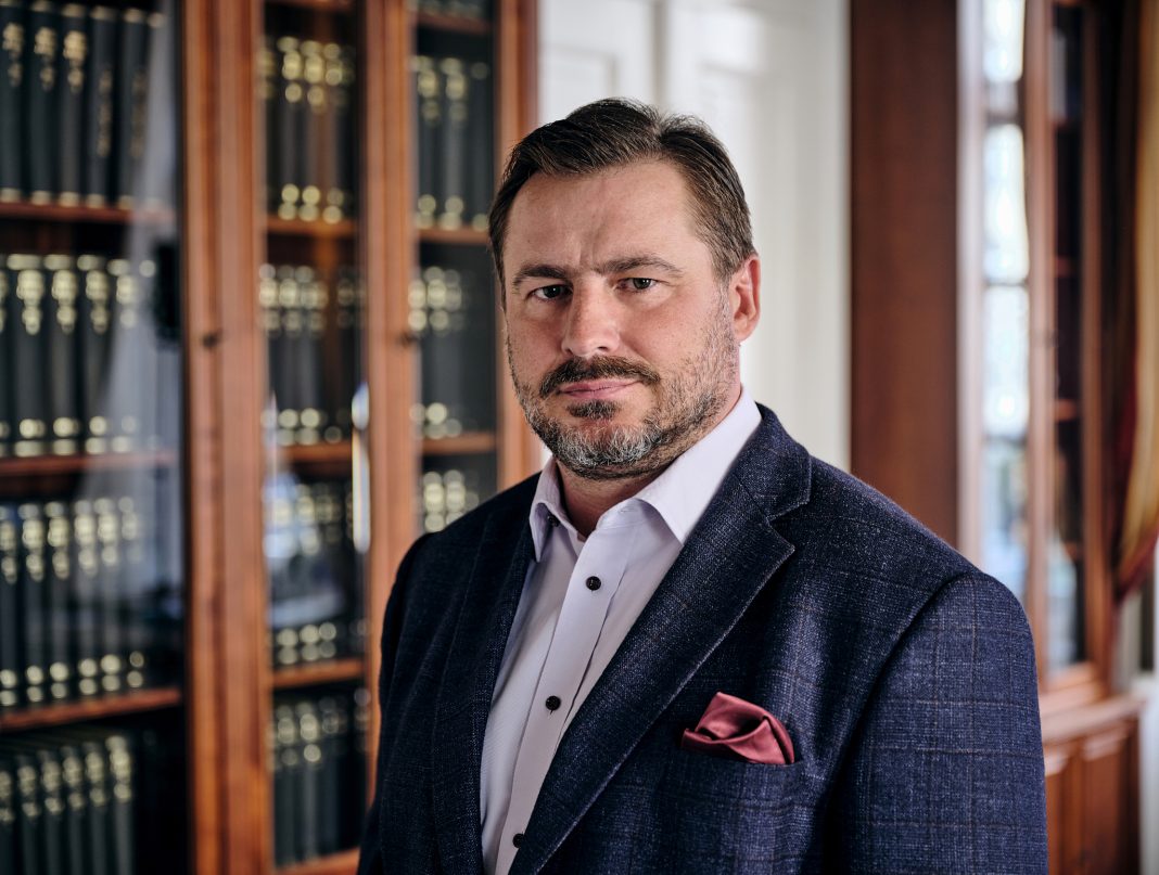 Advokáti rozhodnou o budoucnosti: ČAK čeká první hybridní sněm a souboj ...