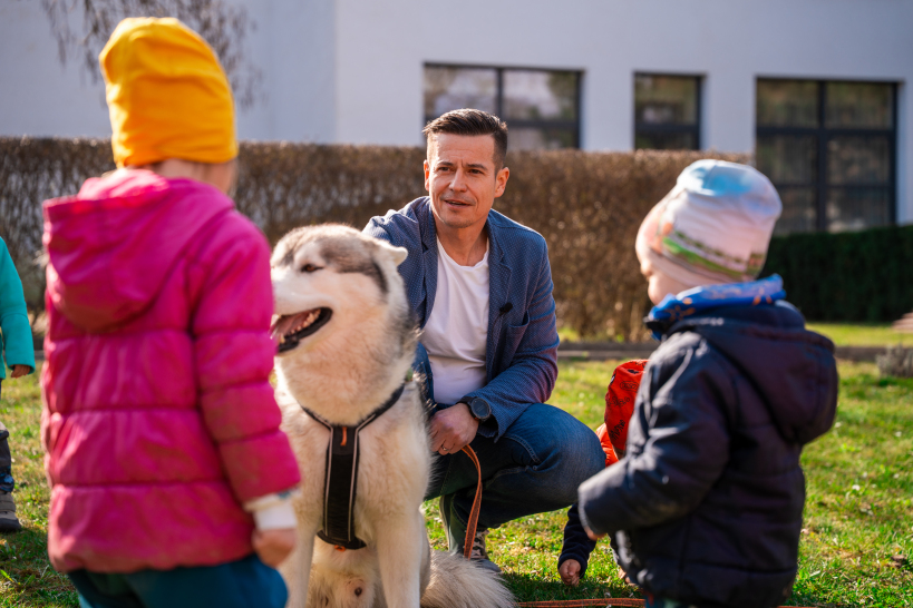 Zastal se dospívajícího i jeho bratra. Dětský ombudsman poprvé u soudu ...